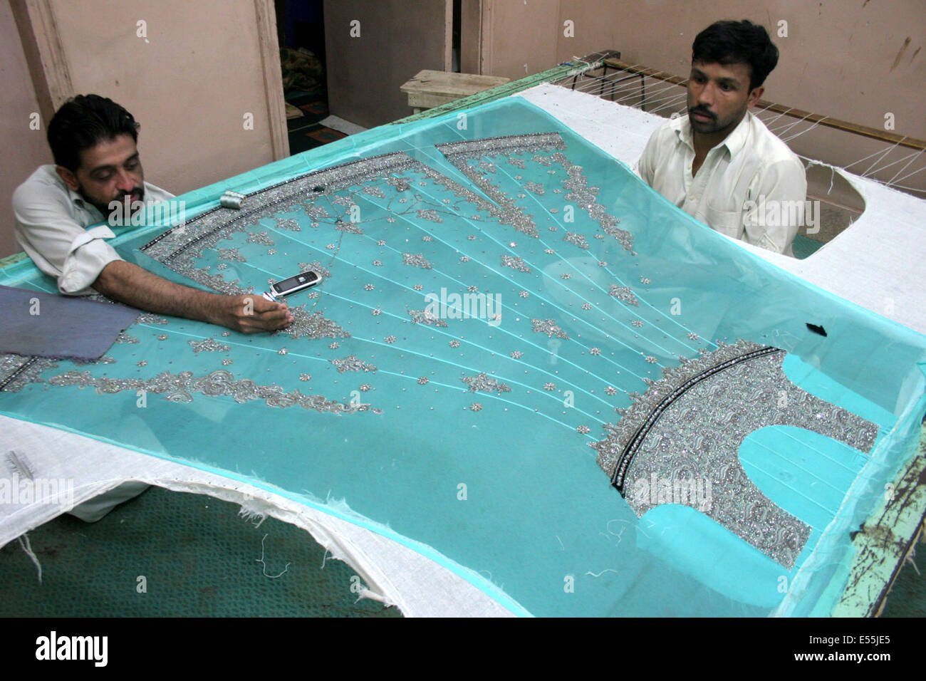 Pakistani workers hi-res stock photography and images - Alamy