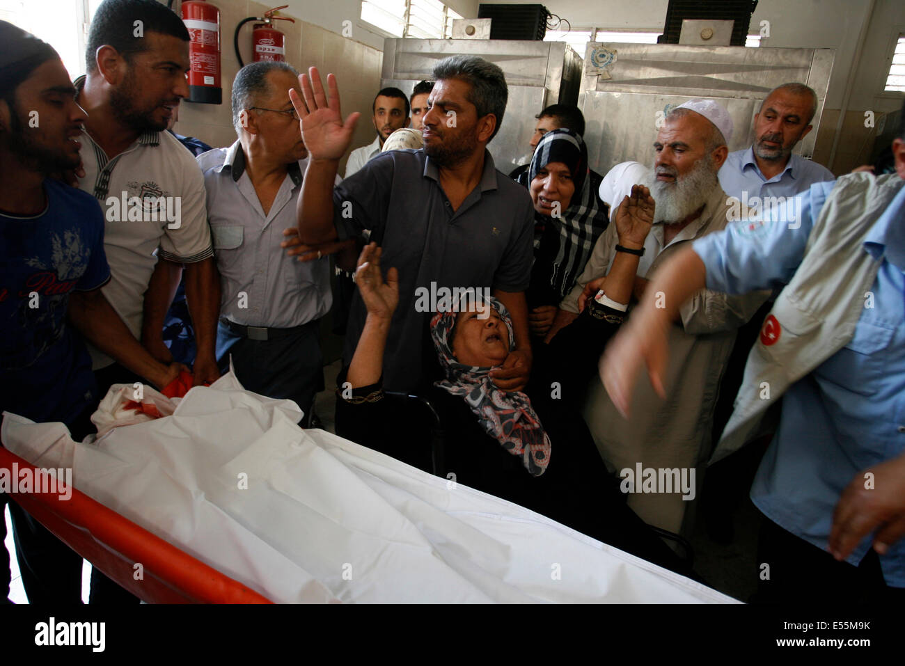 Rafah, Gaza. 21st July, 2014. Relatives mourn during the funeral of ...