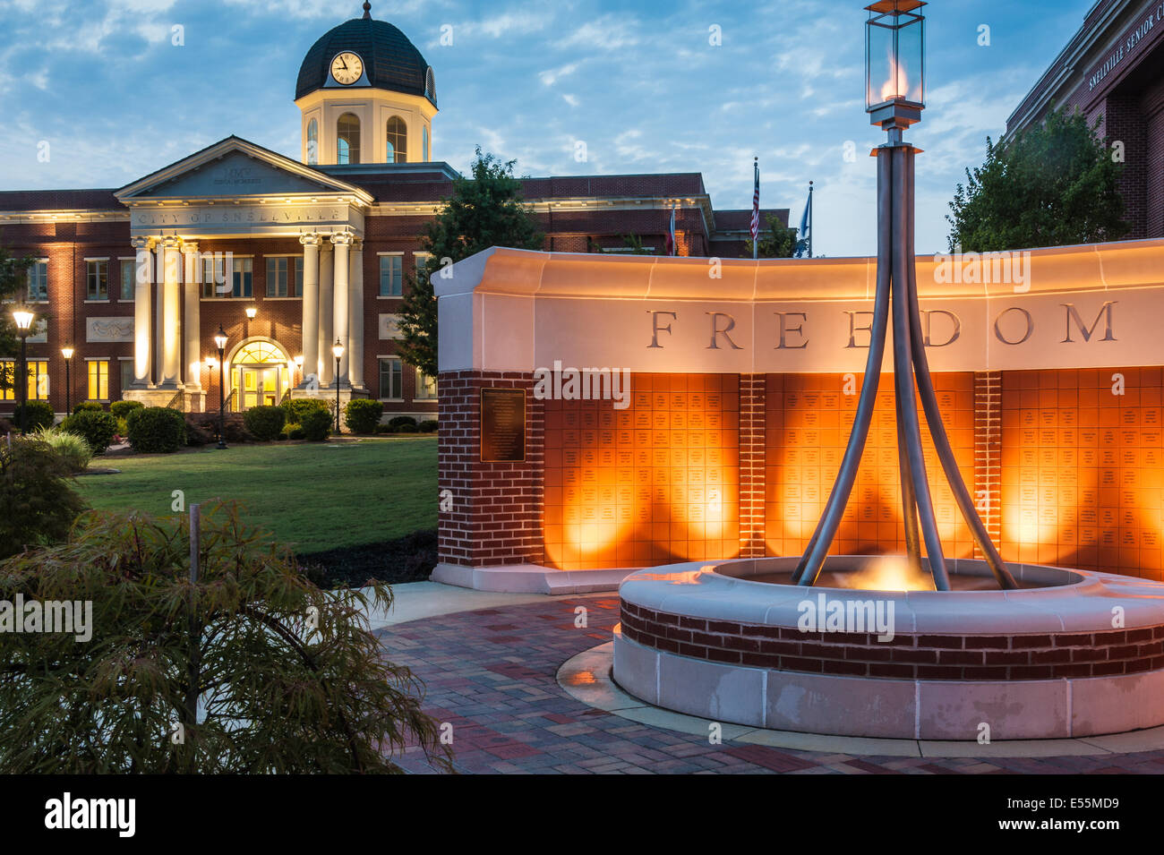 Veteran's Memorial and Snellville Municipal Building in Snellville ...