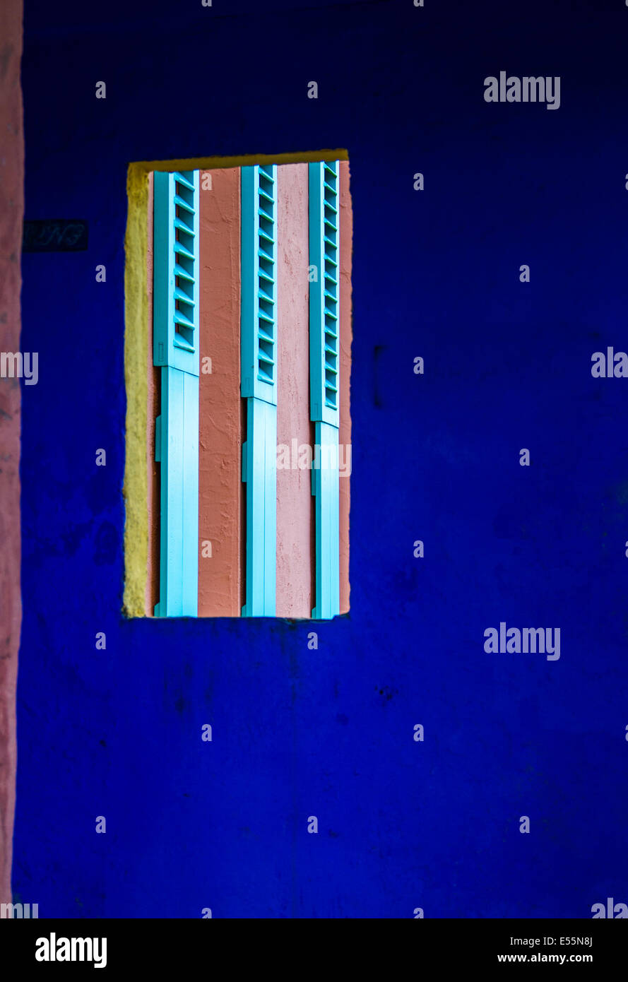 View through a gap hi-res stock photography and images - Alamy