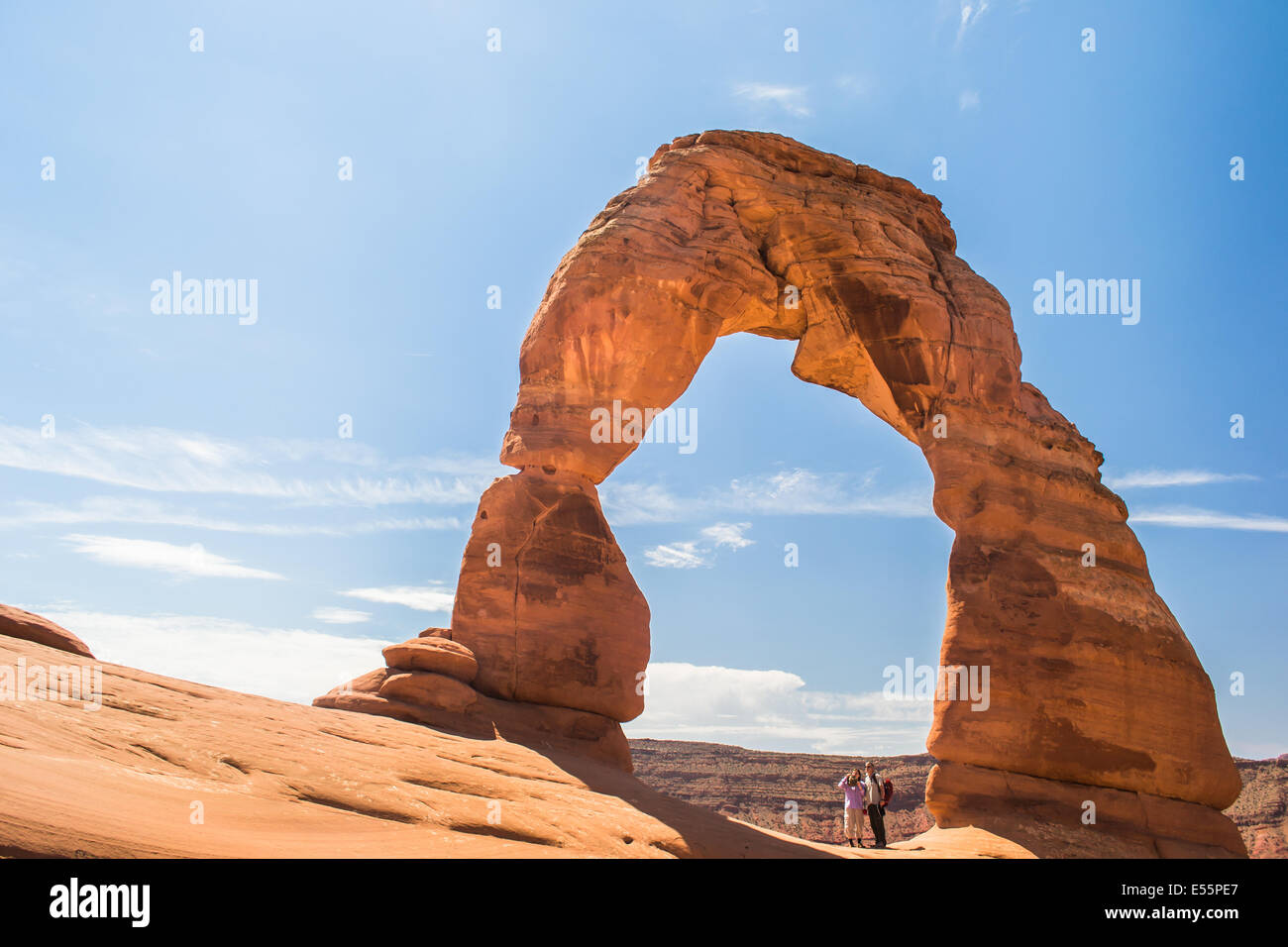 People under arch hi-res stock photography and images - Alamy