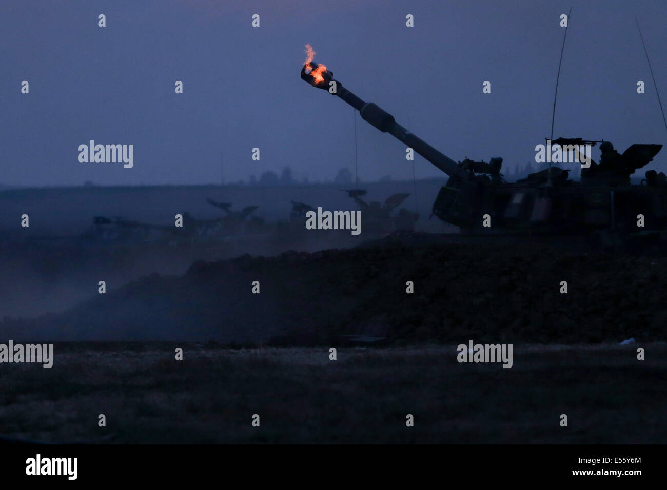 South Israel. 21st July, 2014. An Israeli self-propelled howitzer fires ...