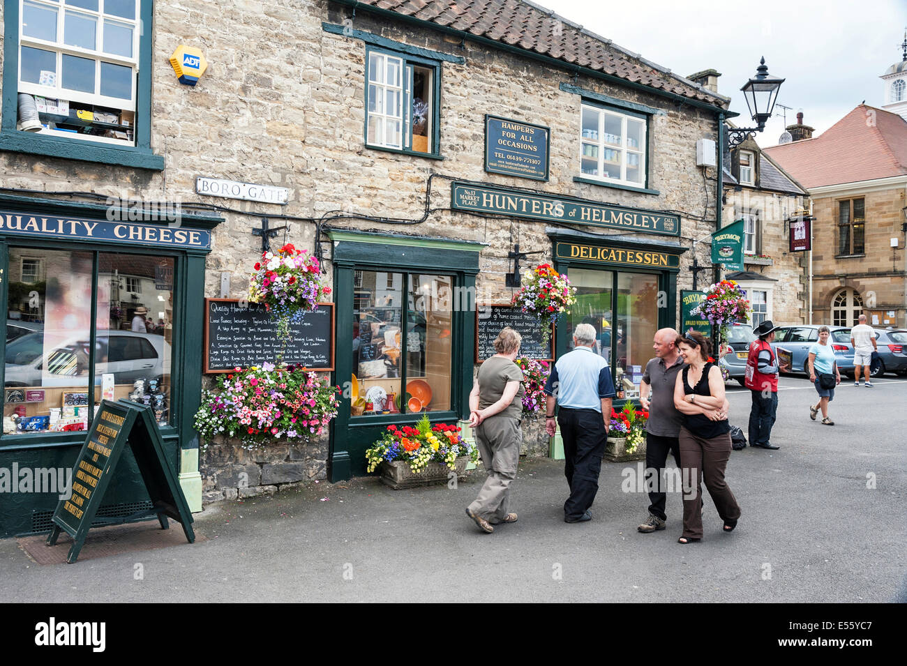 Helmsley market square yorkshire hi-res stock photography and images ...