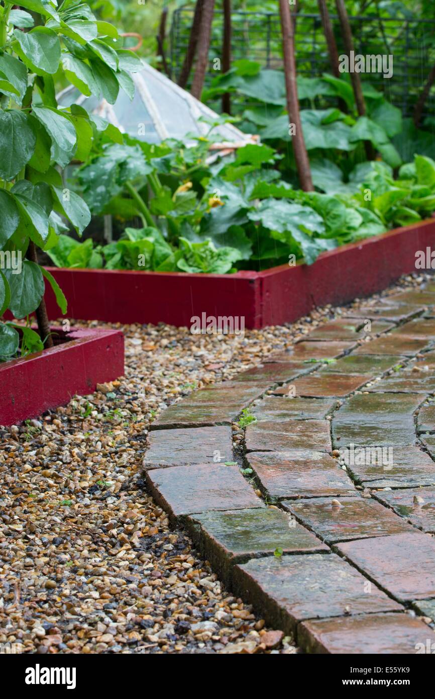 Reclaimed brick path hi-res stock photography and images - Alamy