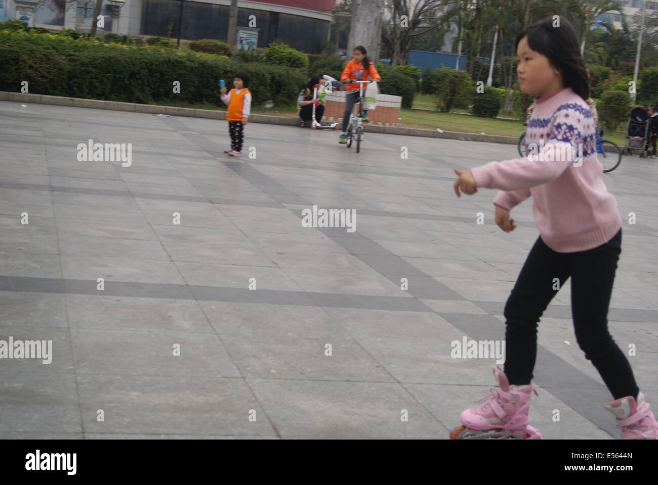 Chinese children, play outdoors Stock Photo - Alamy