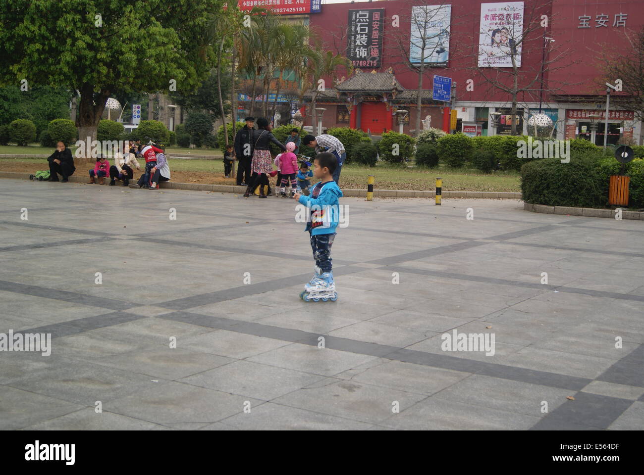 Chinese children, play outdoors Stock Photo - Alamy
