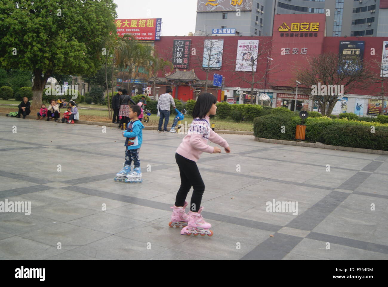 Chinese children, play outdoors Stock Photo - Alamy