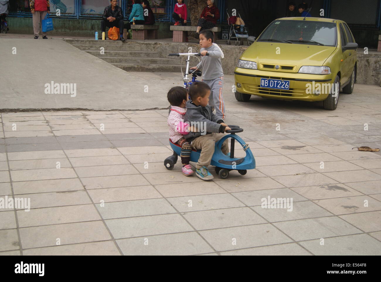 Chinese children, play outdoors Stock Photo - Alamy