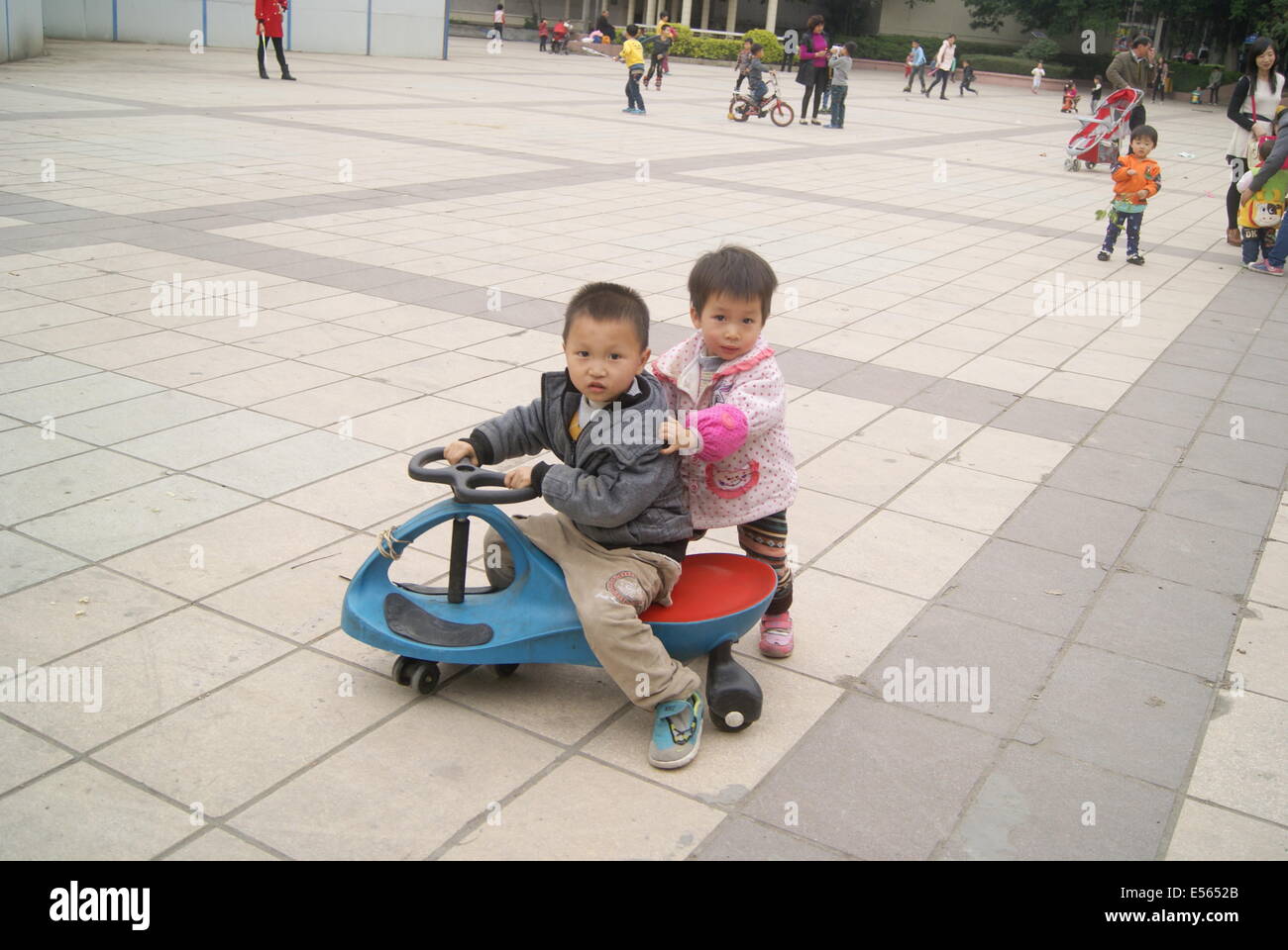 Chinese children, play outdoors Stock Photo - Alamy