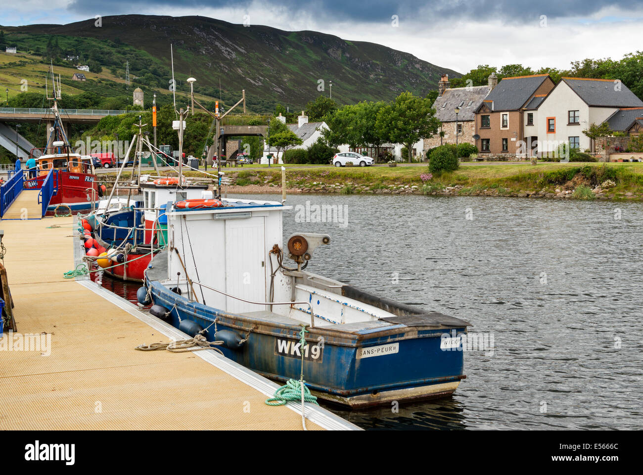 FISHERMEN AND BOATS IN HELMSDALE HARBOUR SUTHERLAND SCOTLAND Stock ...