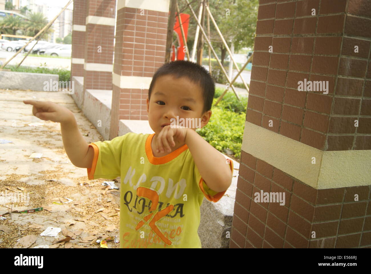 Chinese children, play outdoors Stock Photo - Alamy