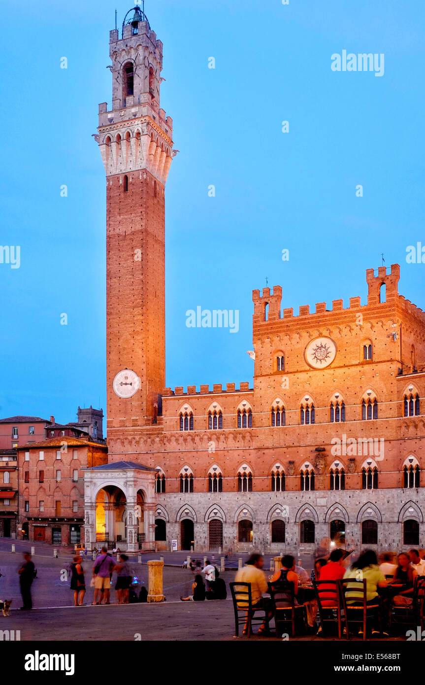 Palazzo pubblico mangia tower hi-res stock photography and images - Alamy