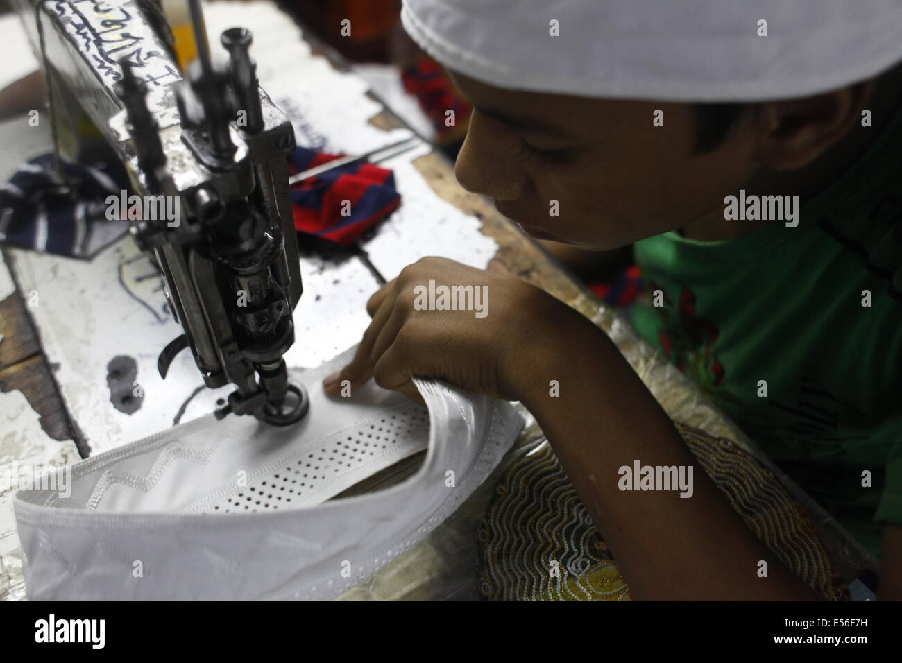 Bangladesh child labor garments hi-res stock photography and images - Alamy