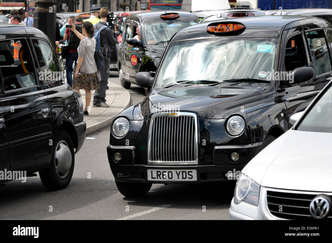 Black cabs london uk taxi hi-res stock photography and images - Alamy