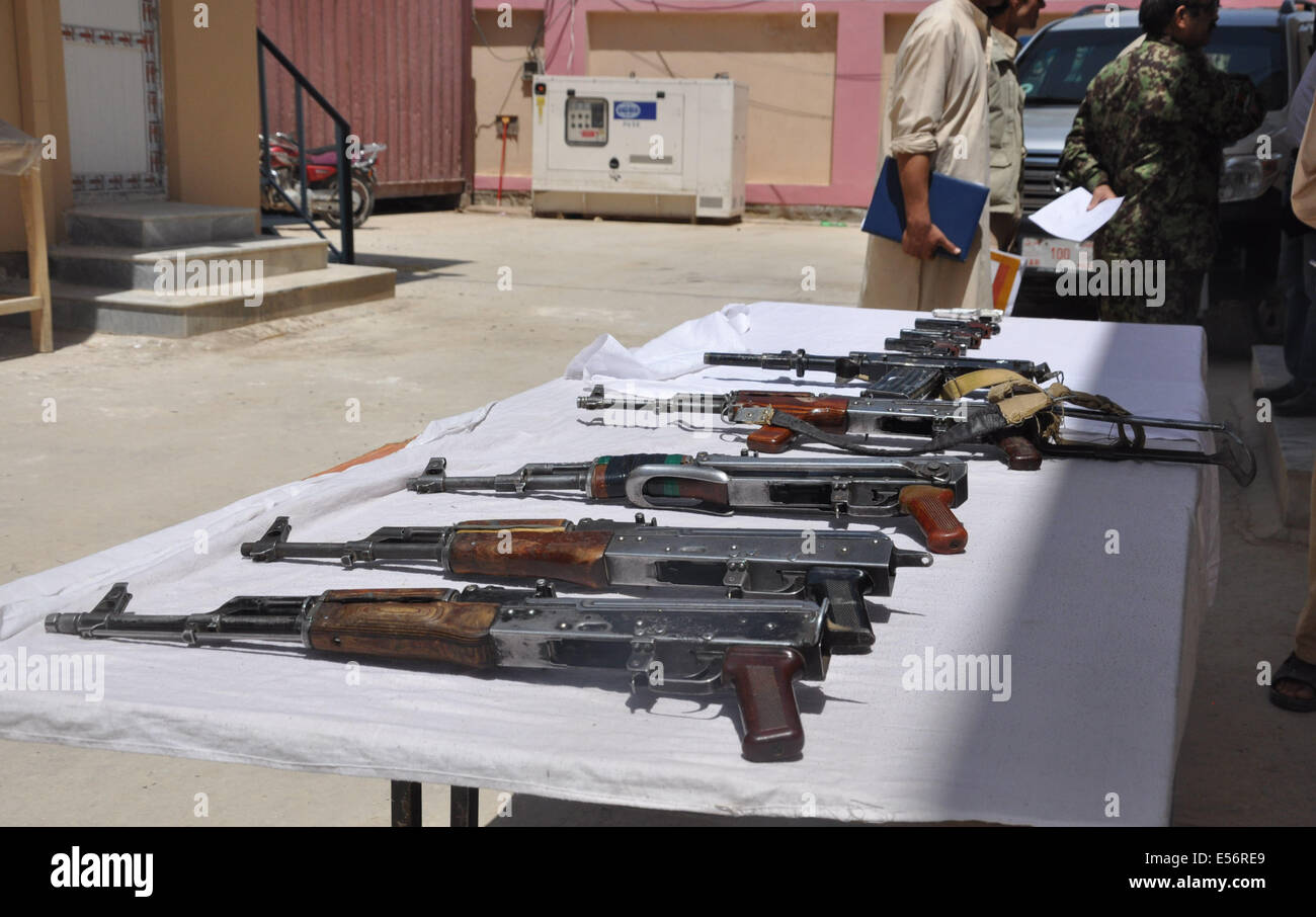 Taliban with weapons hi-res stock photography and images - Alamy