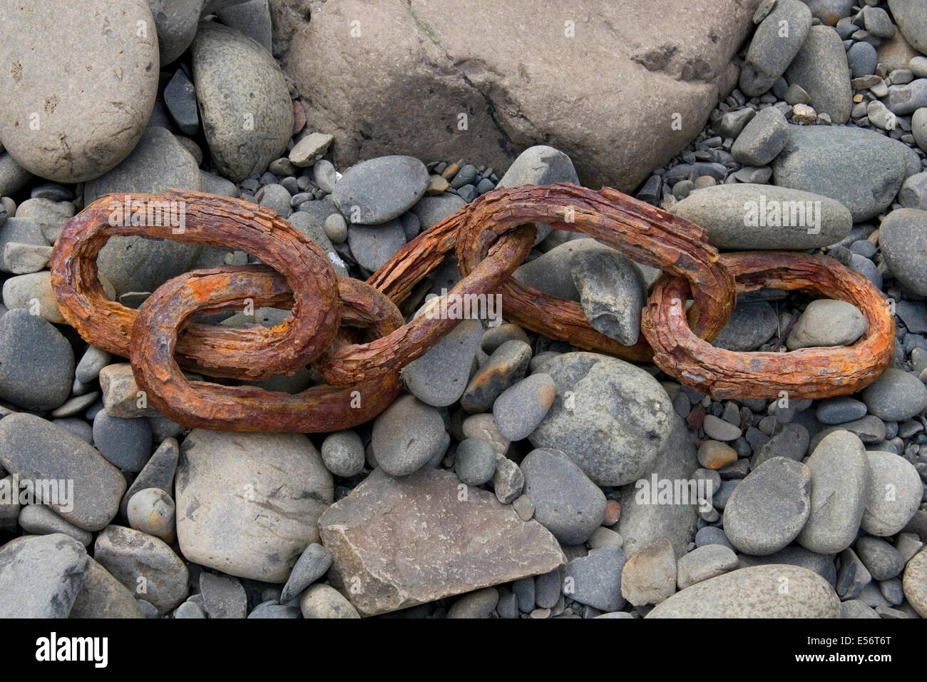 Rusting chain on pebble beach Stock Photo - Alamy