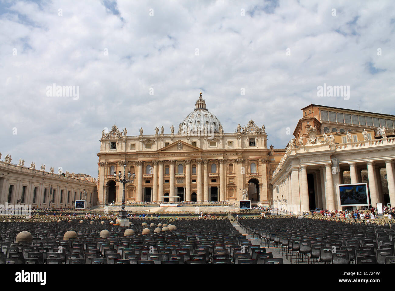 St basilica clock bell vatican hi-res stock photography and images - Alamy