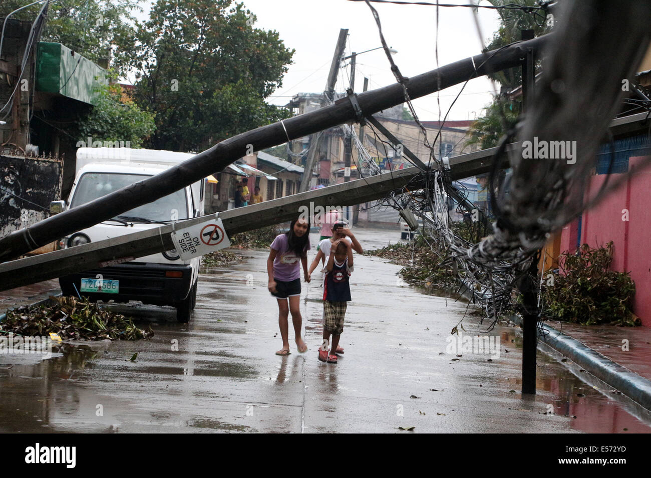 A childrens passing to a collapse electric post in Pascual road 1, Brgy ...