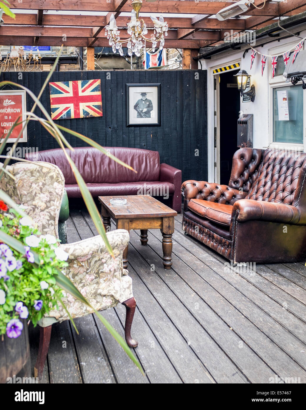English pub with union jack flags hi-res stock photography and images ...