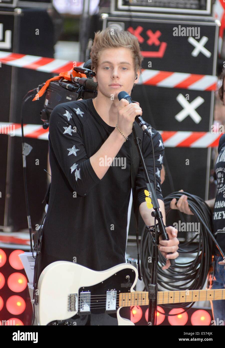 Luke Hemmings On Stage