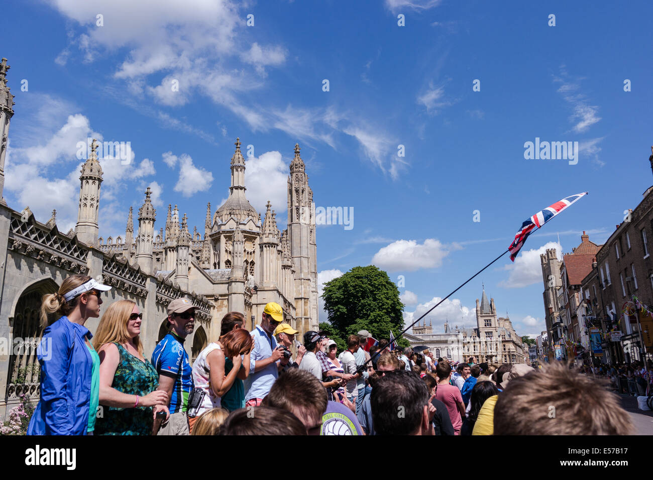 College crowd hi-res stock photography and images - Alamy