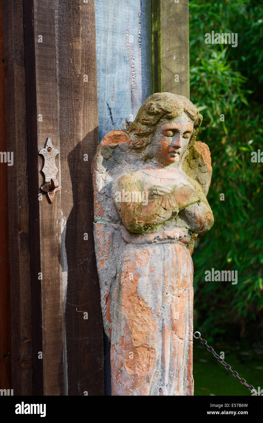 Statue with folded arms hi-res stock photography and images - Alamy