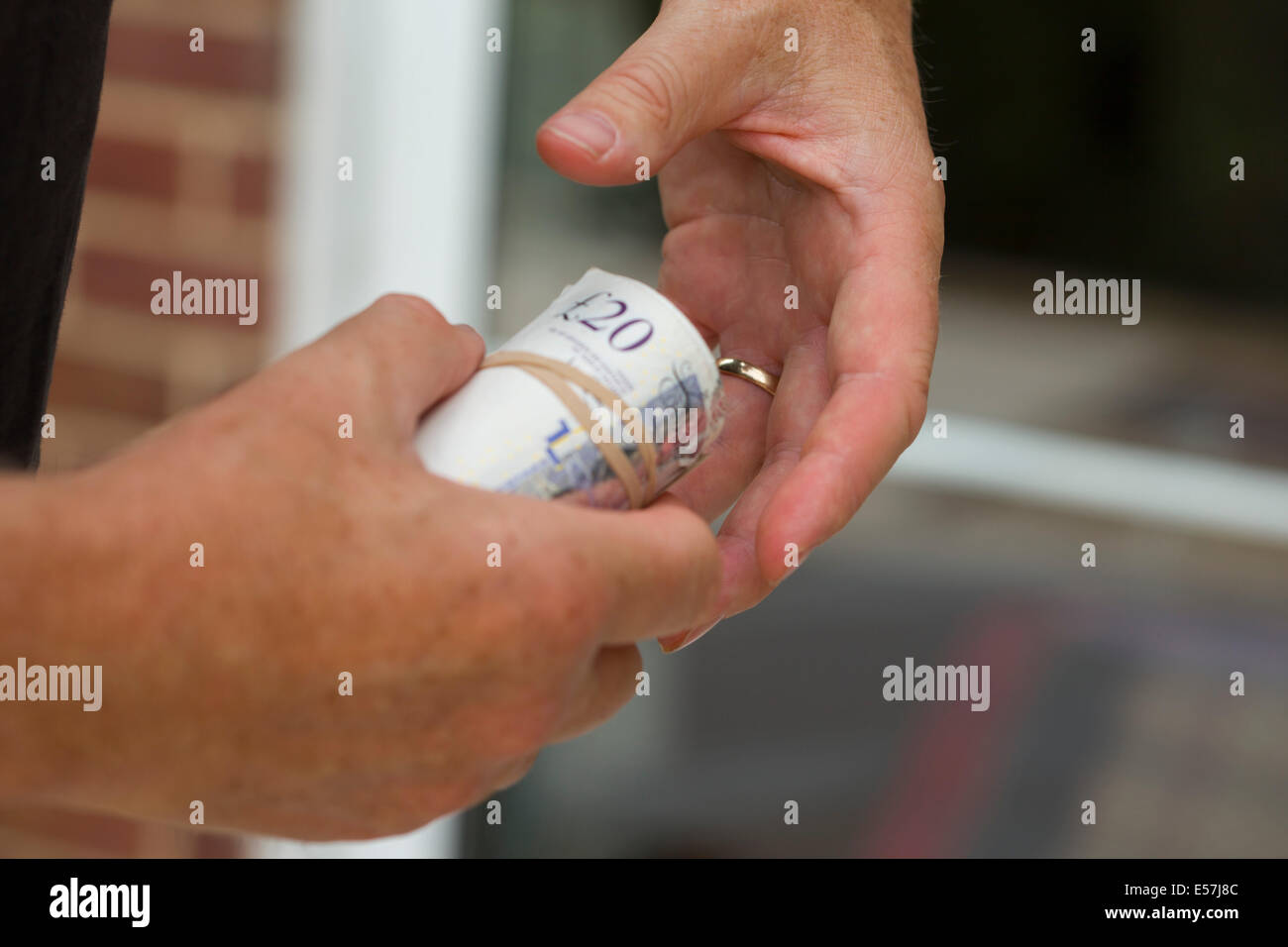 Cash in hand hi-res stock photography and images - Alamy