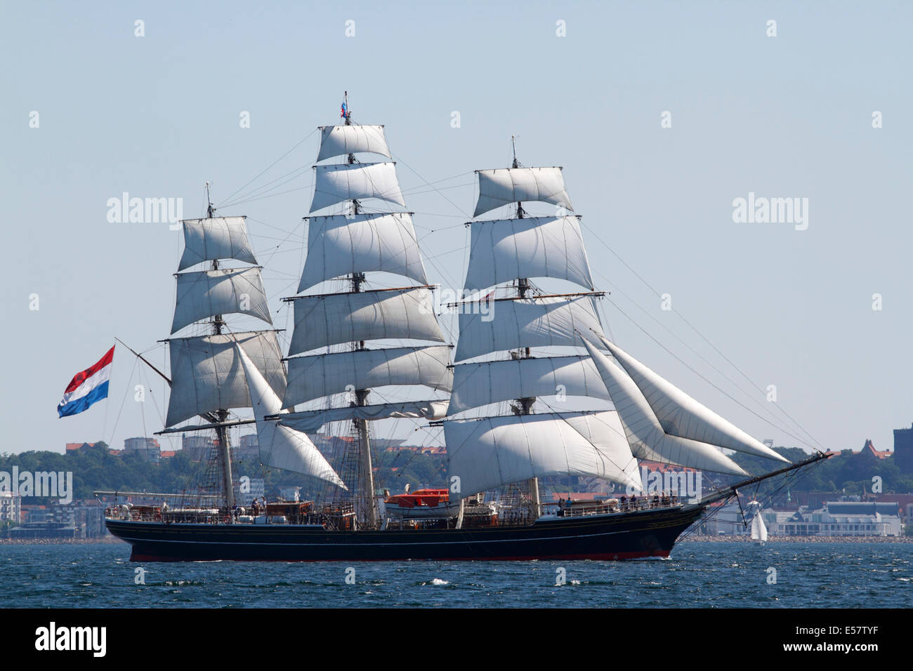 Three masted ships hi-res stock photography and images - Alamy