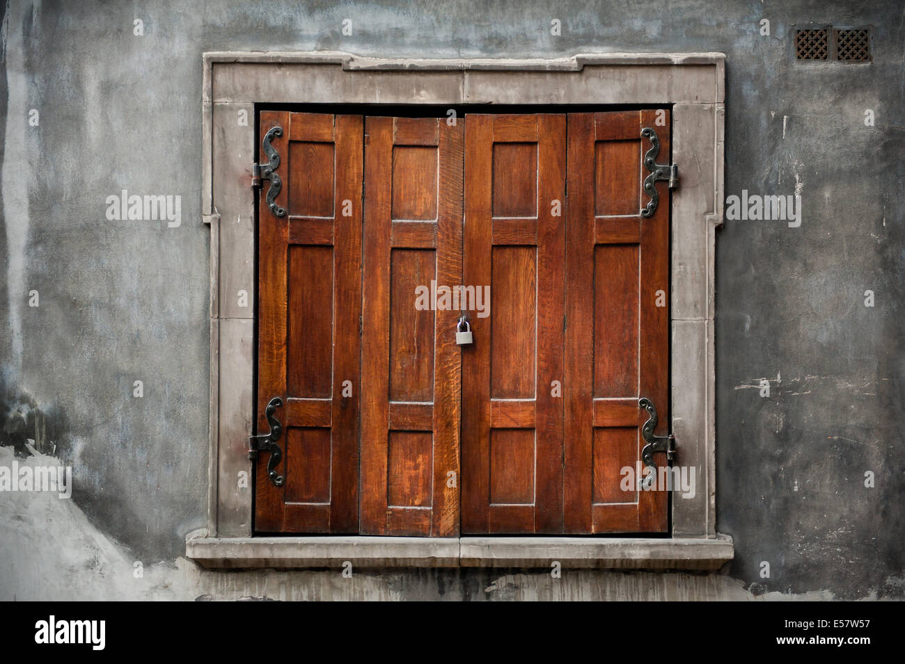Locked shutters hi-res stock photography and images - Alamy