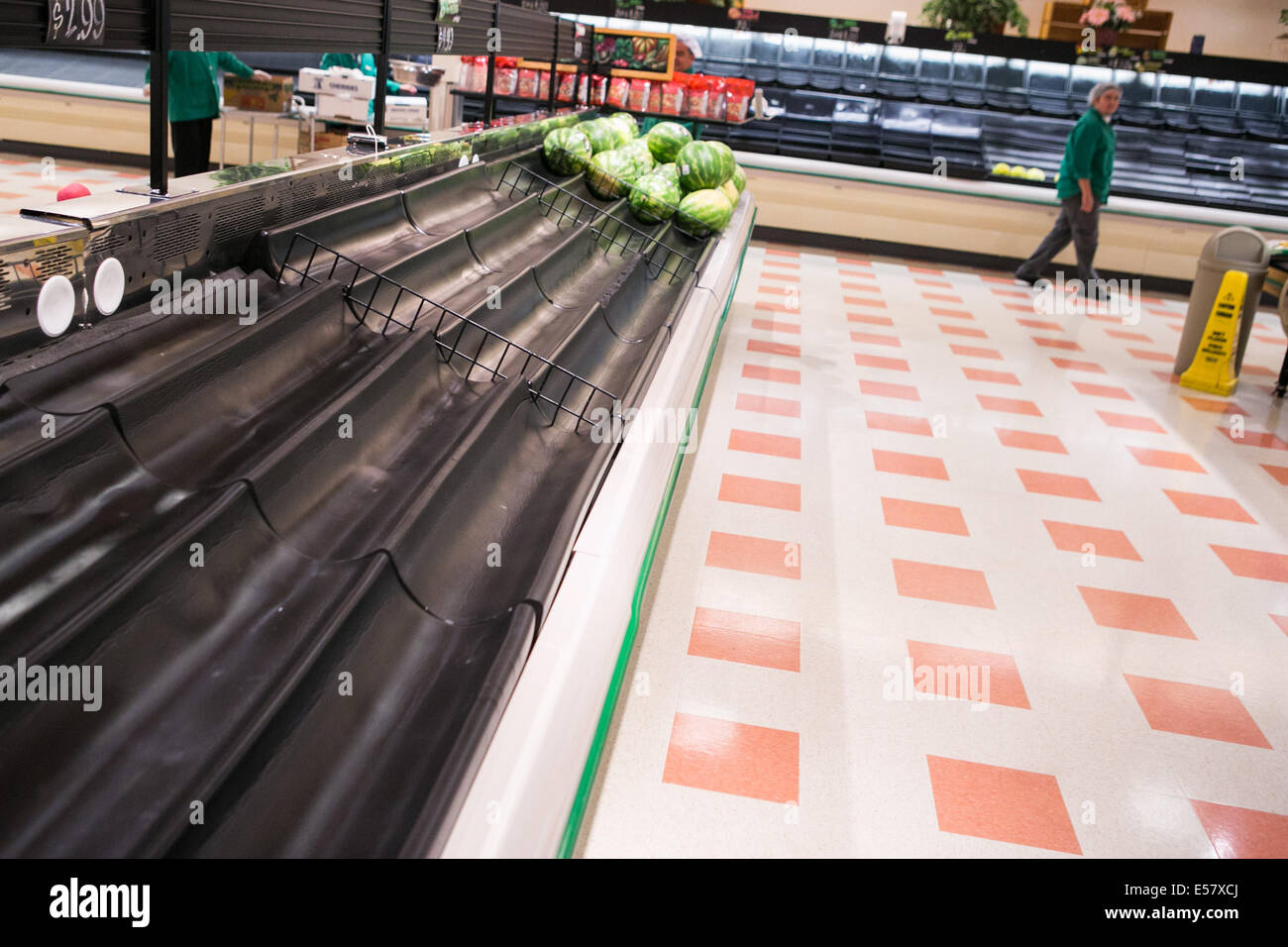 Empty produce shelves hi-res stock photography and images - Alamy