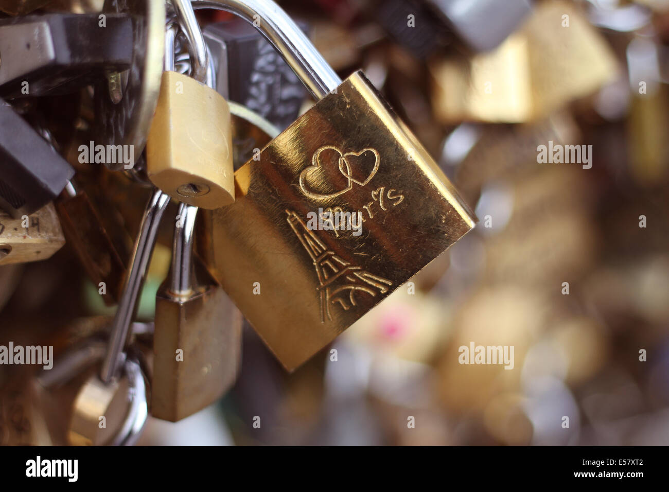 Paris padlock bridge hi-res stock photography and images - Alamy