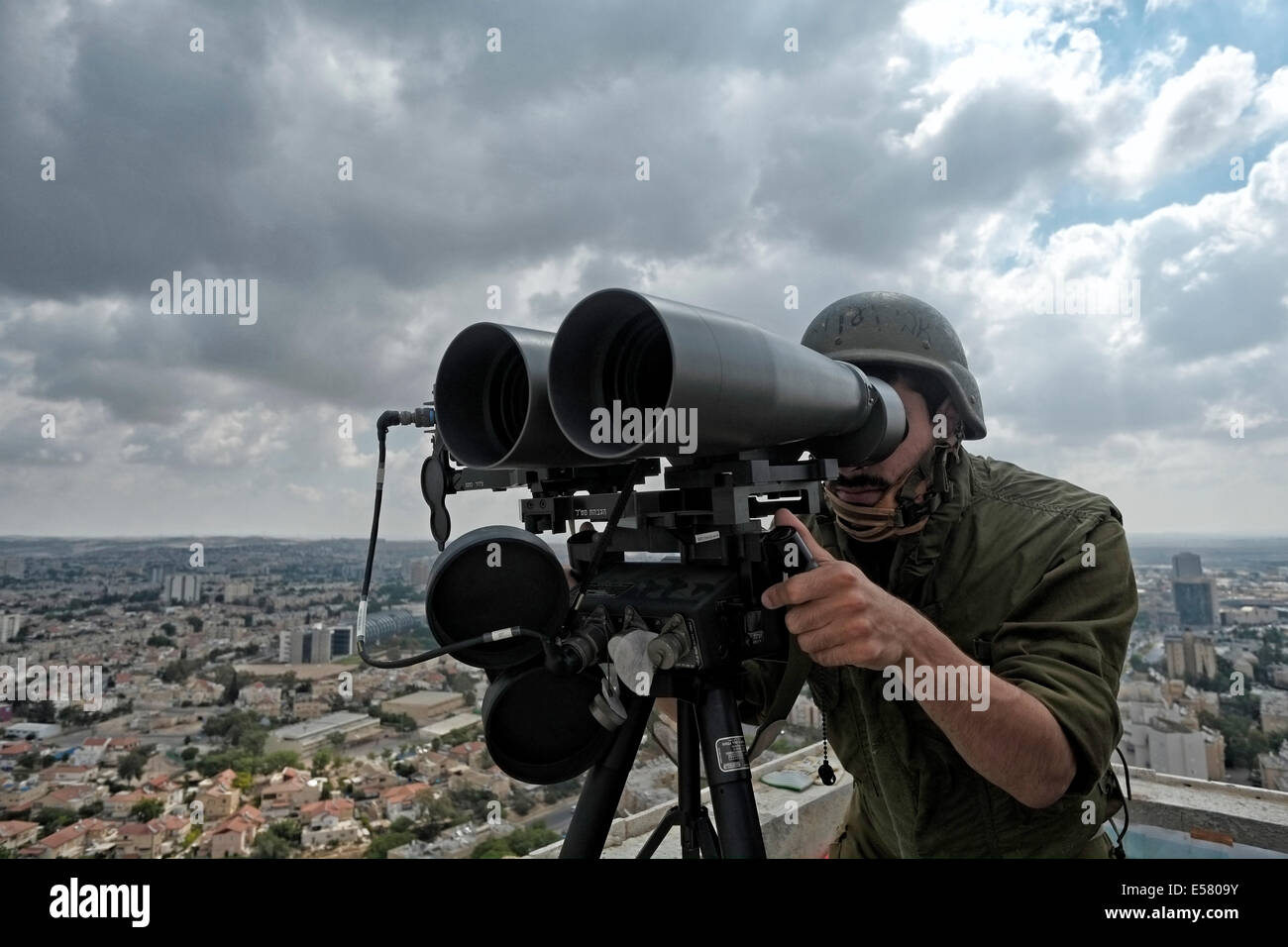 Distance measuring military binoculars hi-res stock photography and ...