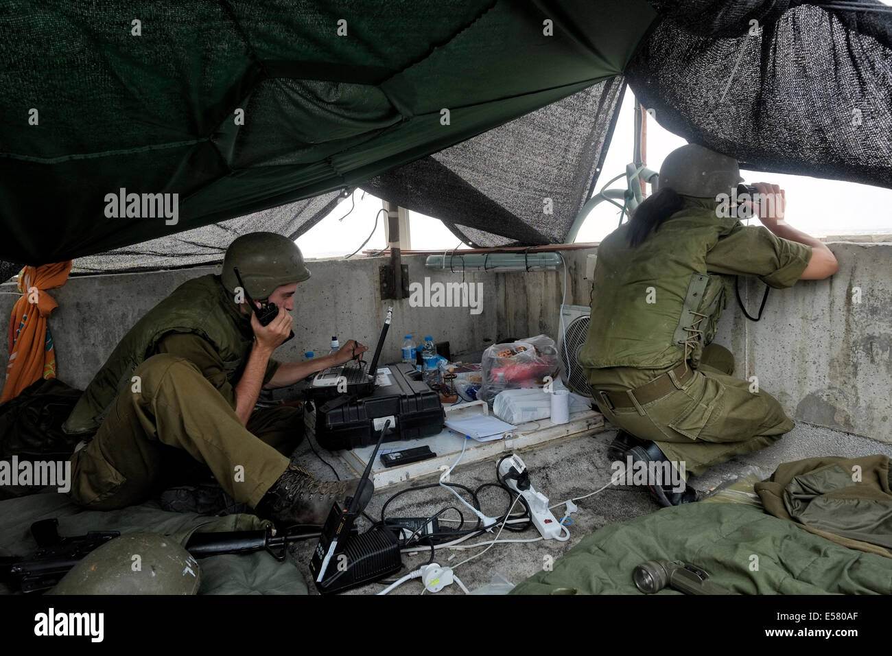 Israeli soldiers from the Field Intelligence Corps scan Beersheba ...