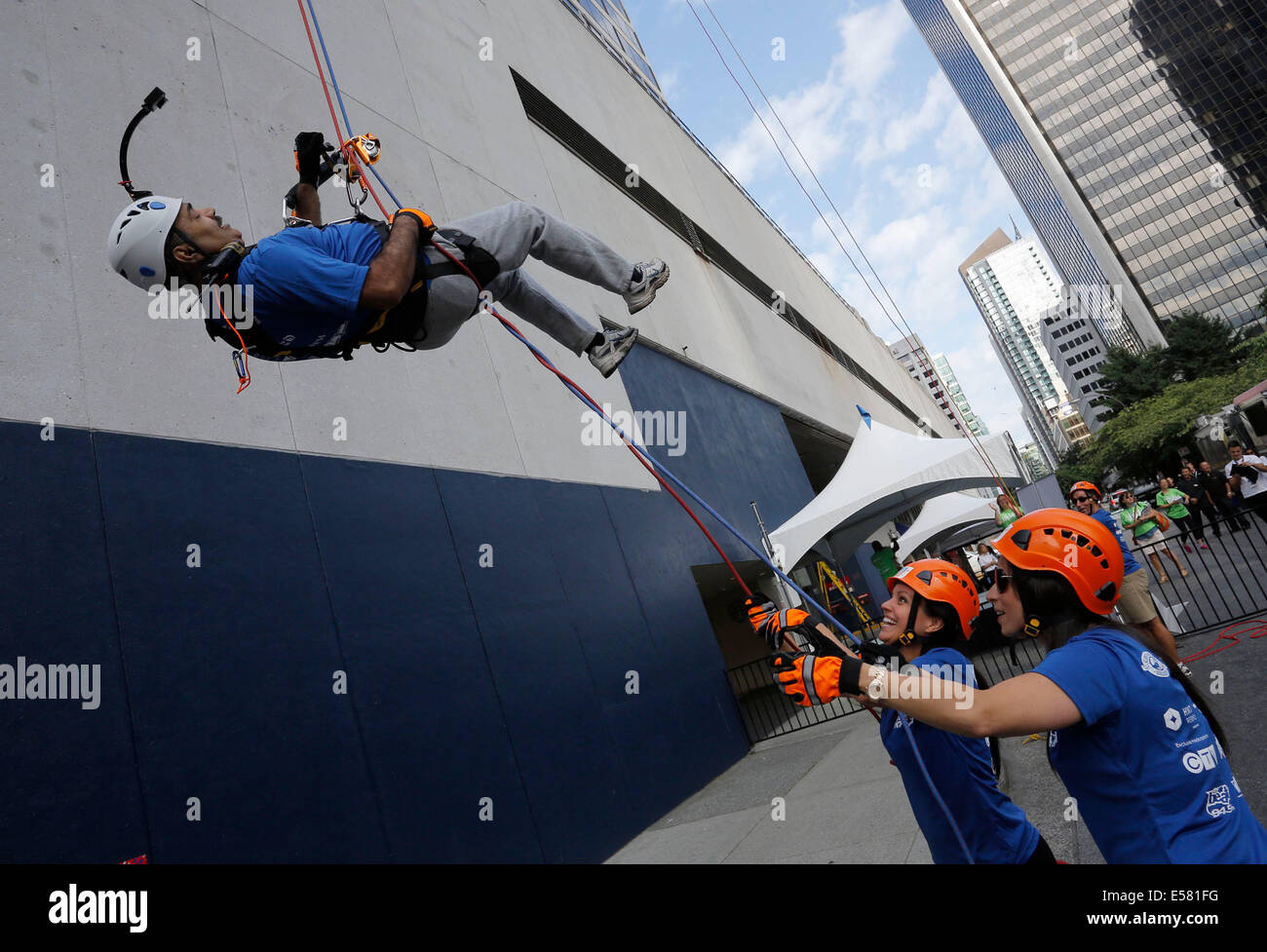 By rappelling down building hi-res stock photography and images - Alamy
