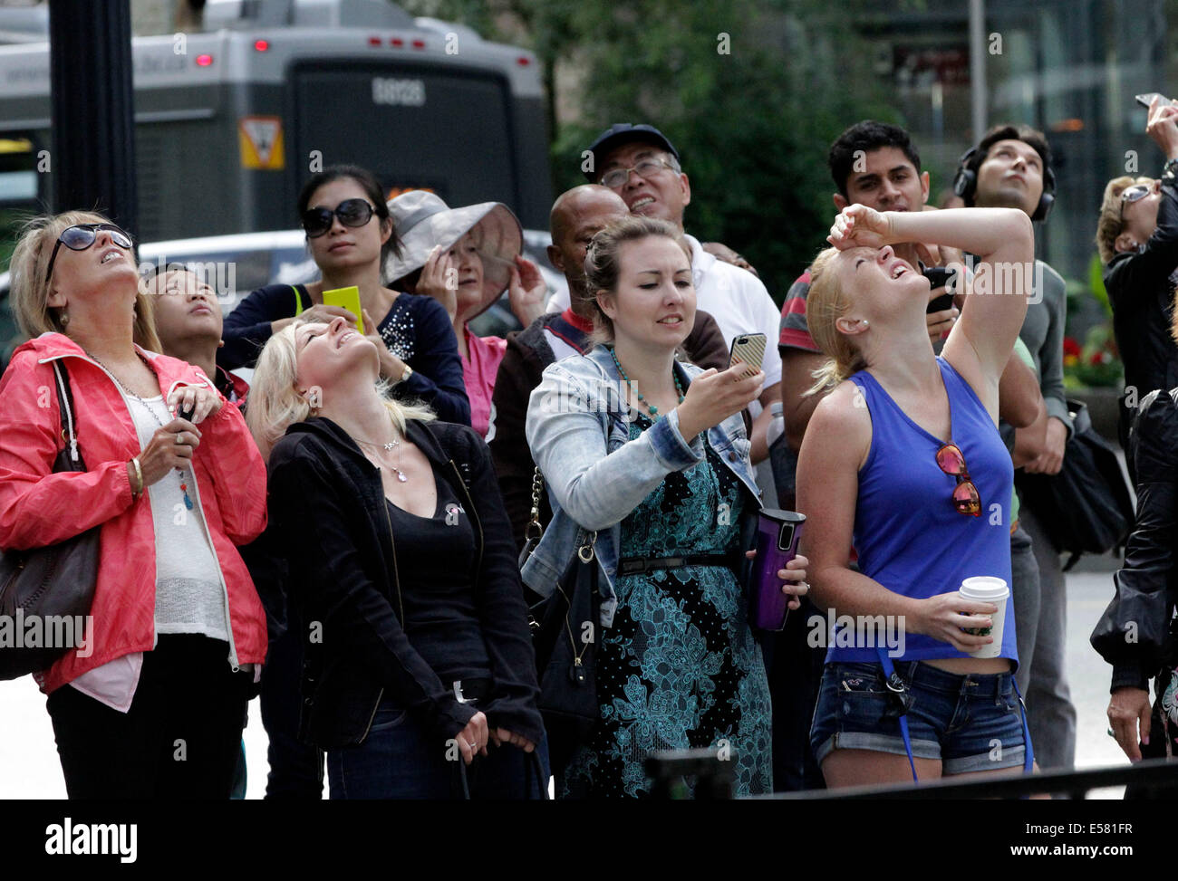 By rappelling down building hi-res stock photography and images - Alamy