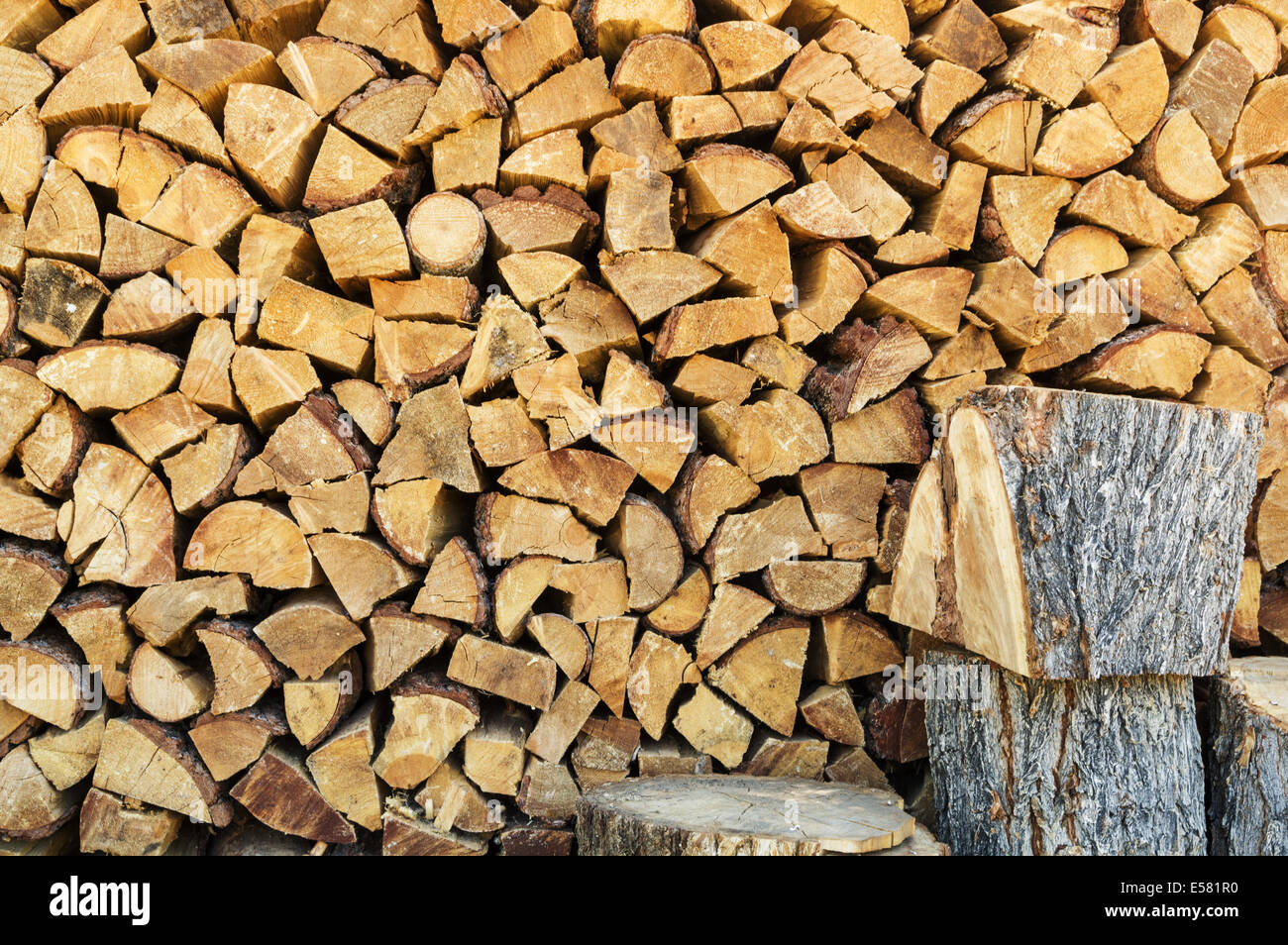 fire wood pile with split logs and a few whole logs Stock Photo - Alamy