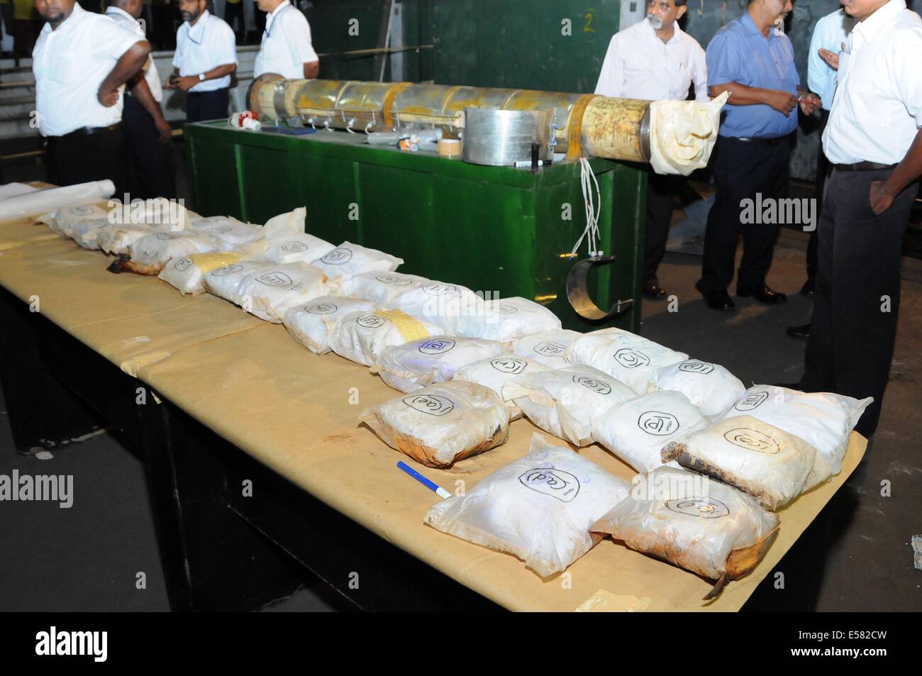 Packets of heroin hi-res stock photography and images - Alamy