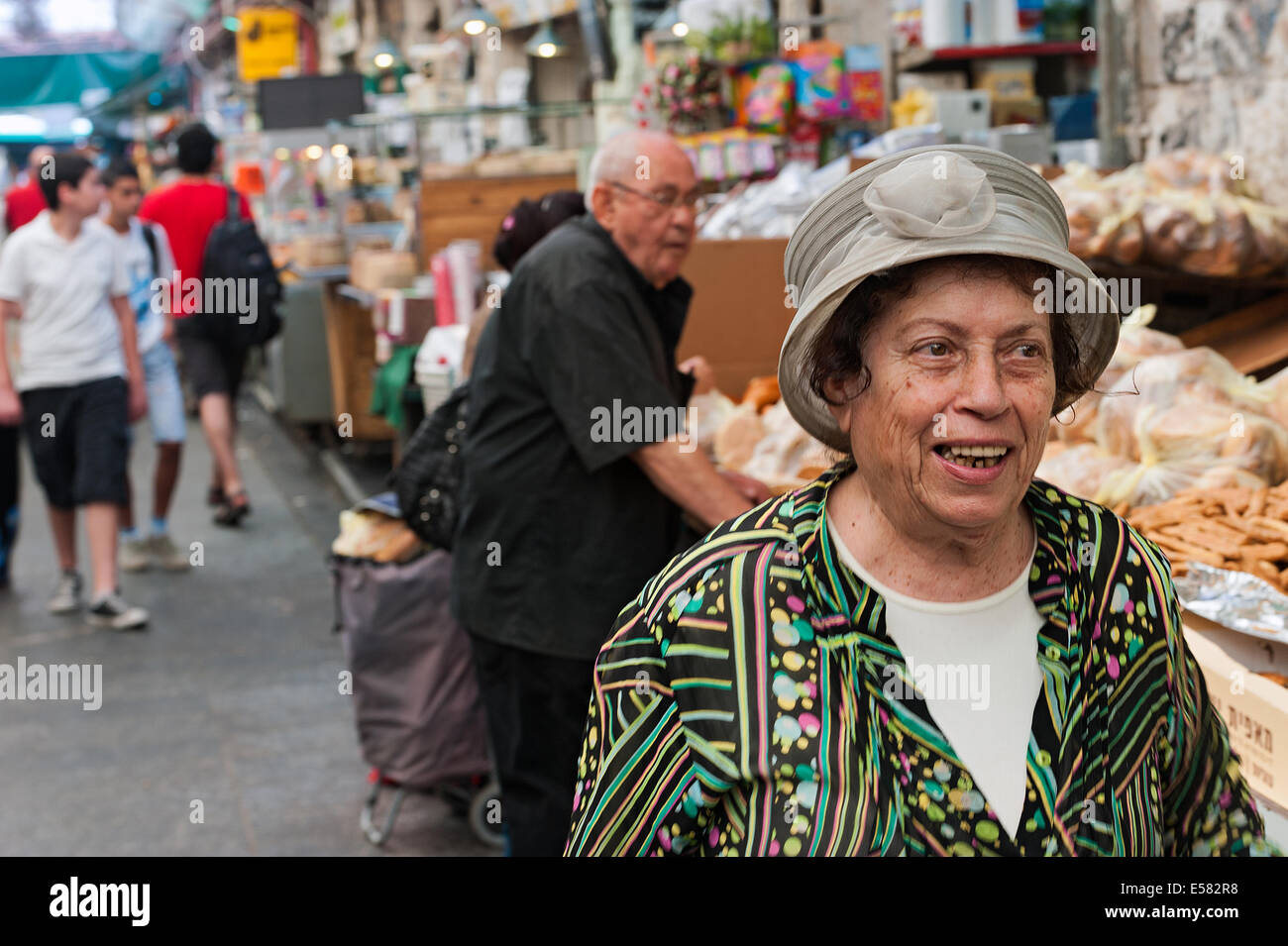 A shopper walking in Machane Yehuda market, Jerusalem, Israel Stock ...