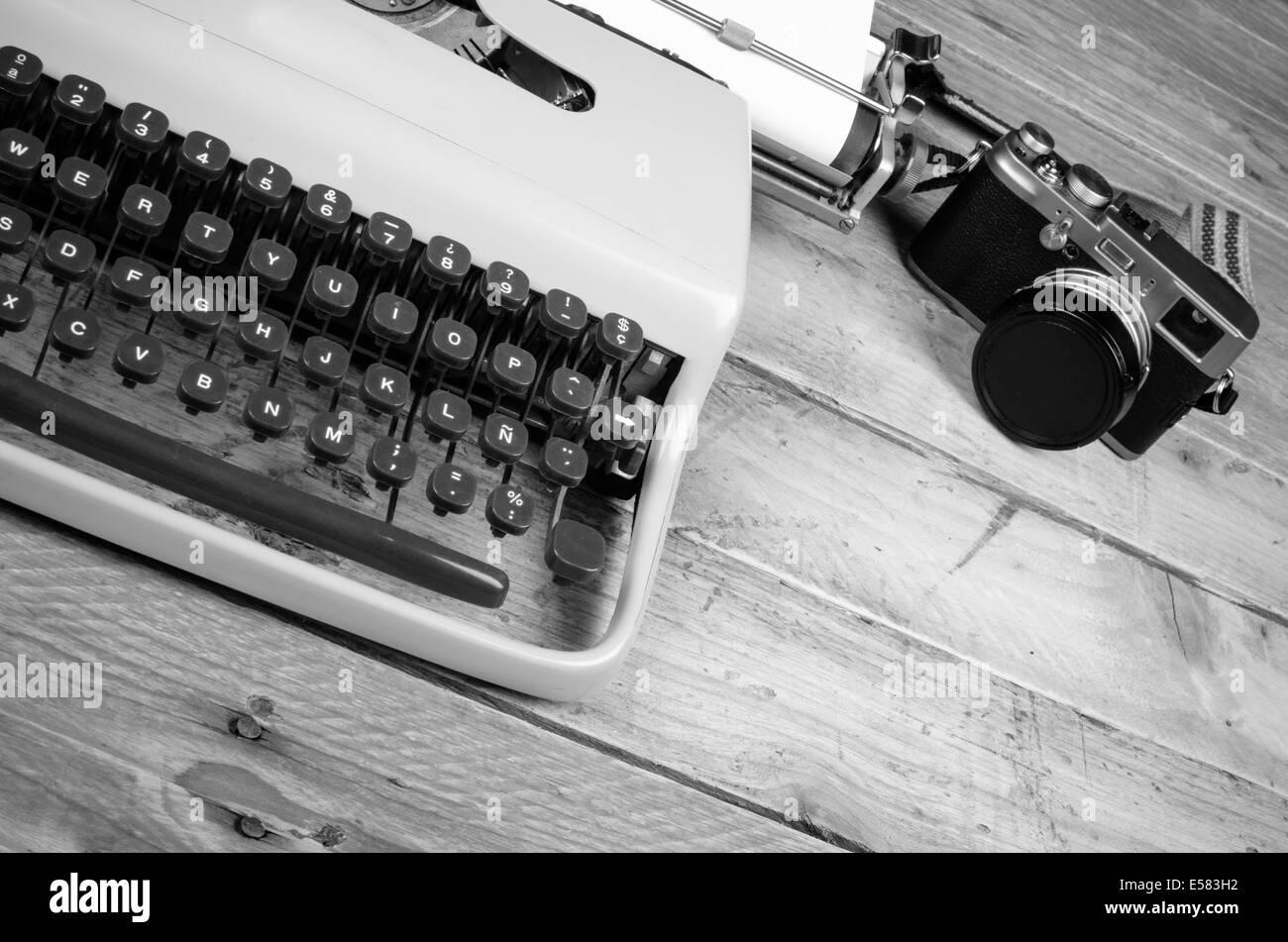 Typewriter and film camera, a classic journalist kit Stock Photo - Alamy