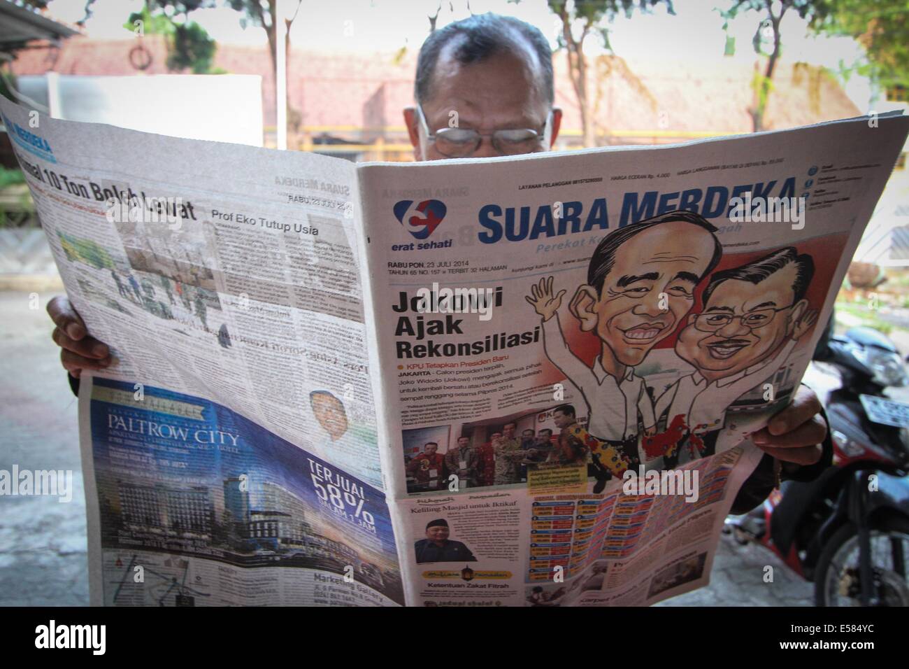 Semarang, Central Java, Indonesia. 23rd July, 2014. A man reads a ...