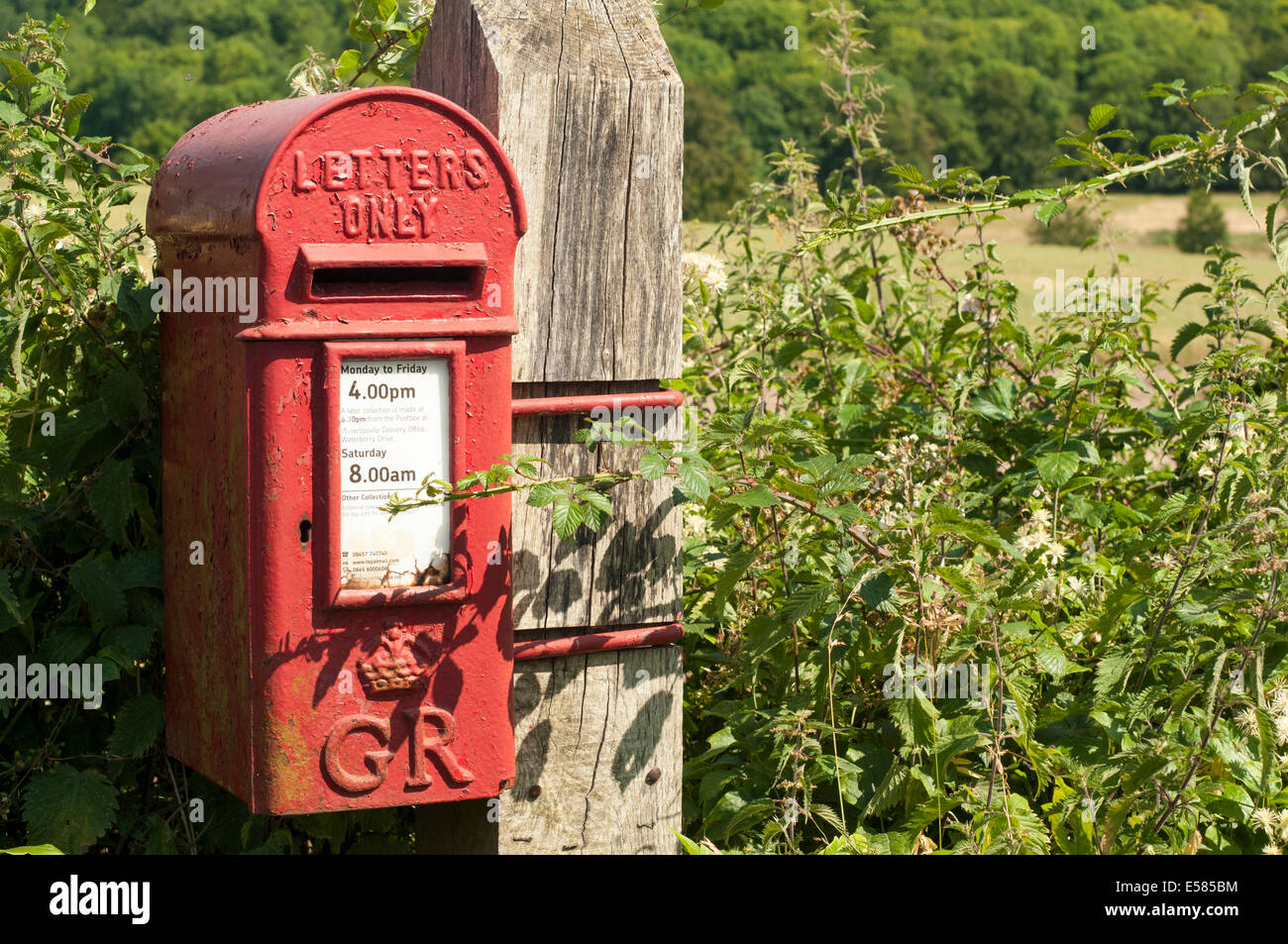 traditional red postbox Stock Photo - Alamy traditional red postbox Stock Photo - Alamy