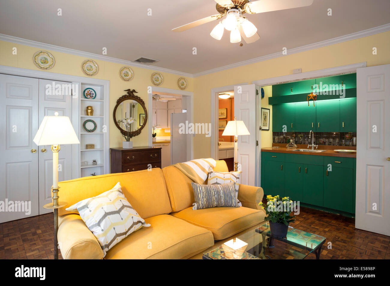 Bar interior hi-res stock photography and images - Alamy