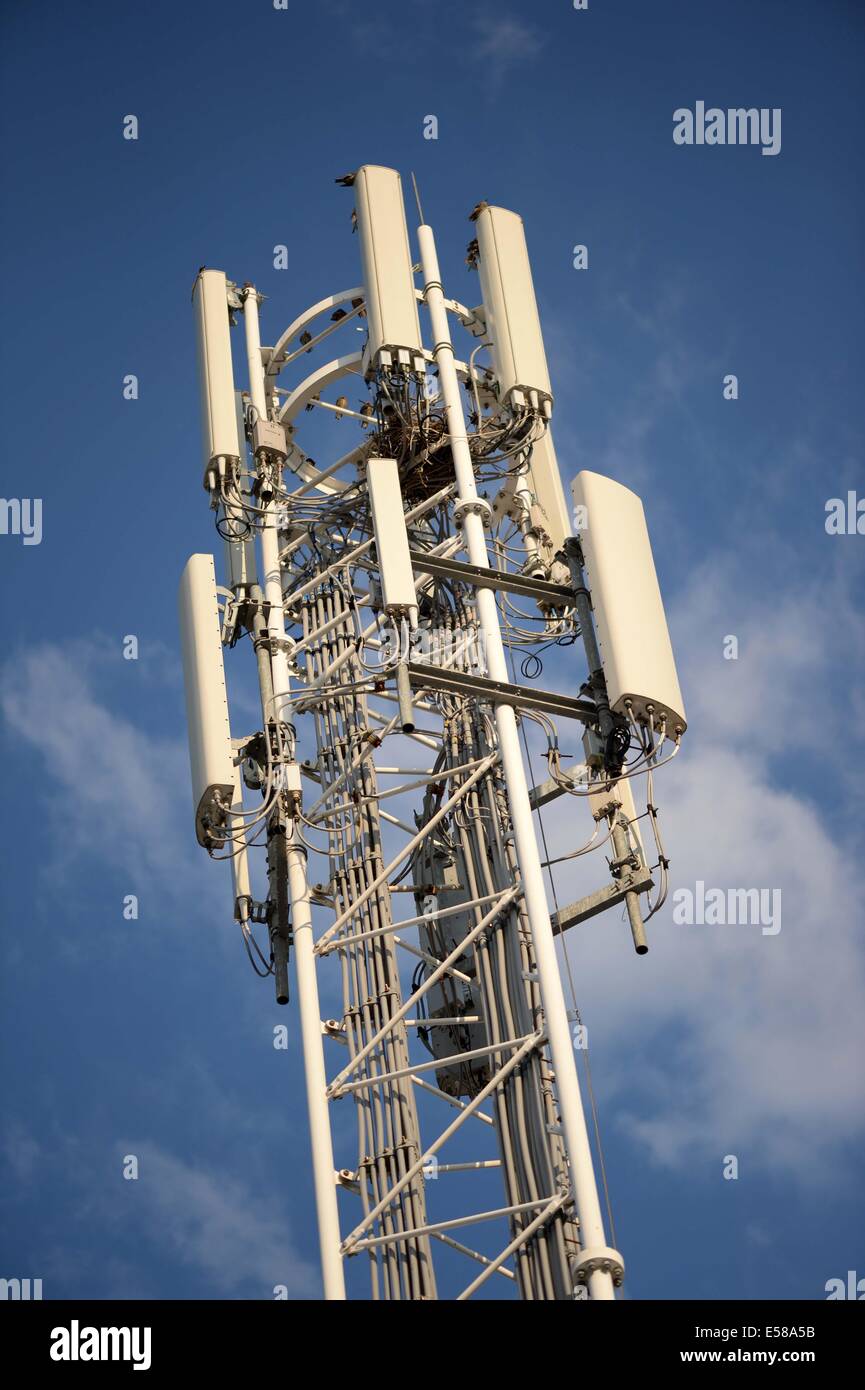 Mobile telephone mast aerial Stock Photo - Alamy