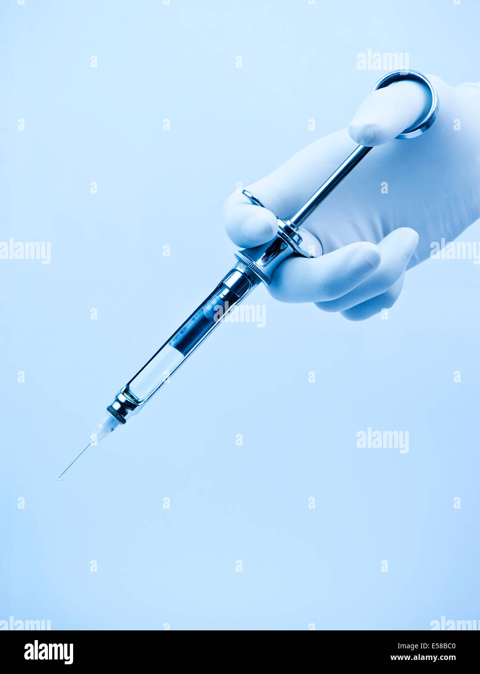 Syringe in hand Stock Photo - Alamy