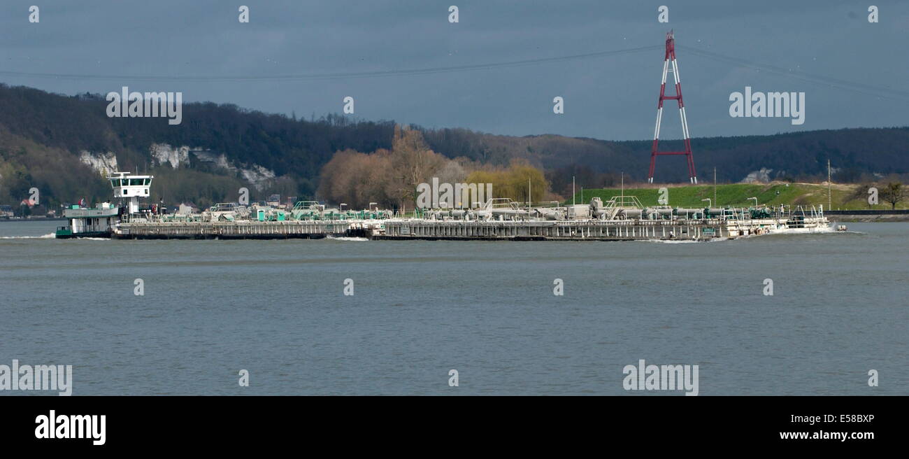AJAXNETPHOTO. RIVER SEINE,FRANCE-INLAND WATERWAYS - FREIGHT - A PUSHER ...