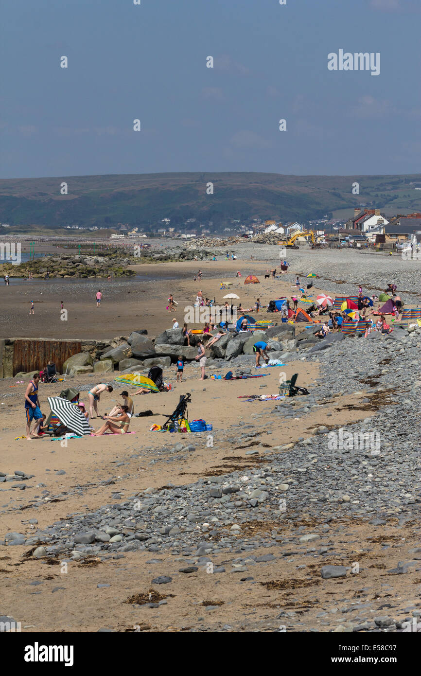 Borth, Wales, UK. 23rd July, 2014. Weather: Families head for the ...