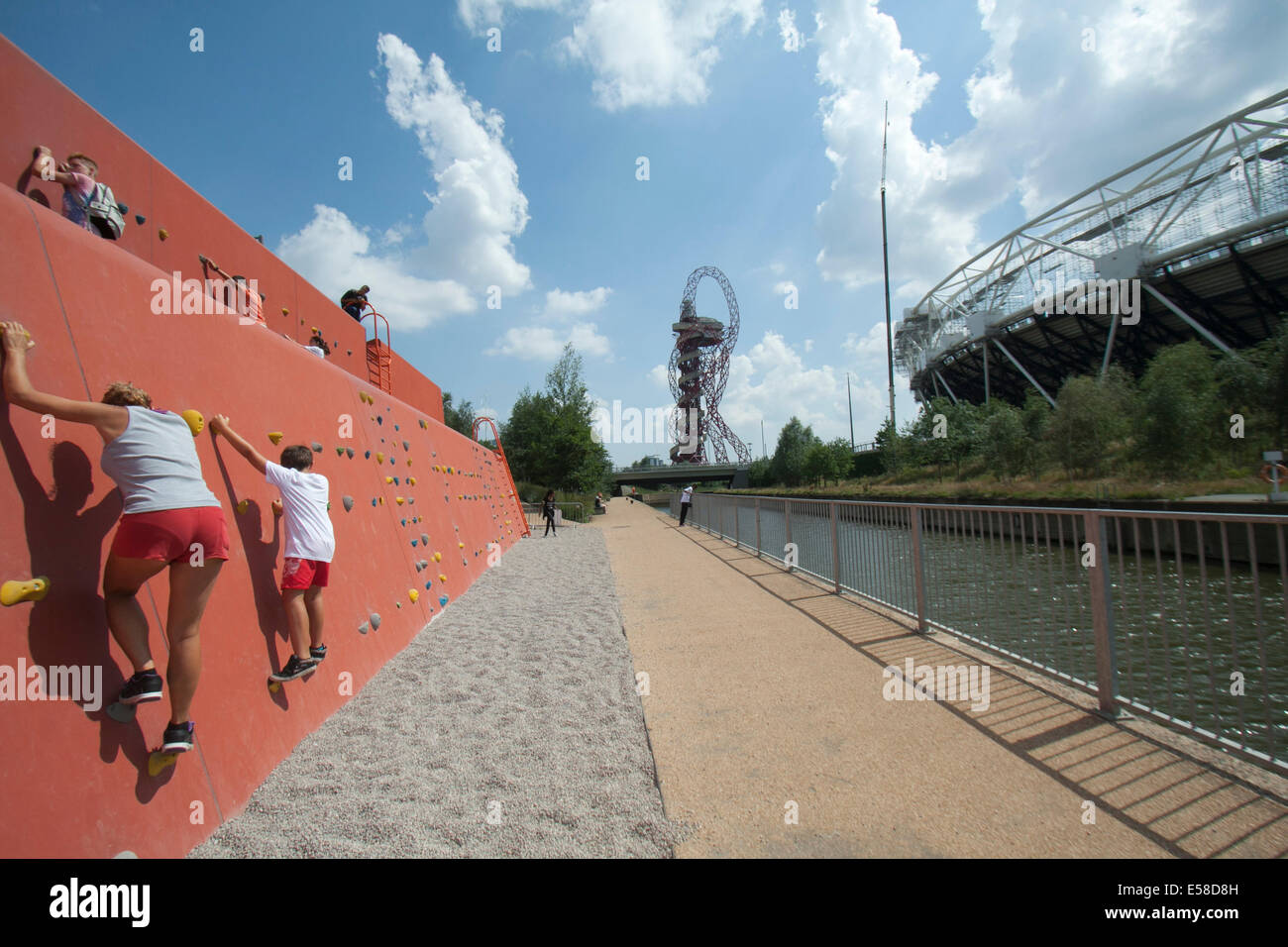 People climbing wall queen elizabeth olympic park hi-res stock ...