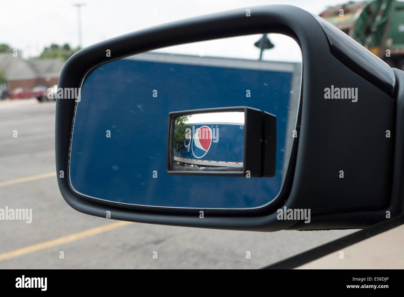 Pepsi logo hi-res stock photography and images - Alamy