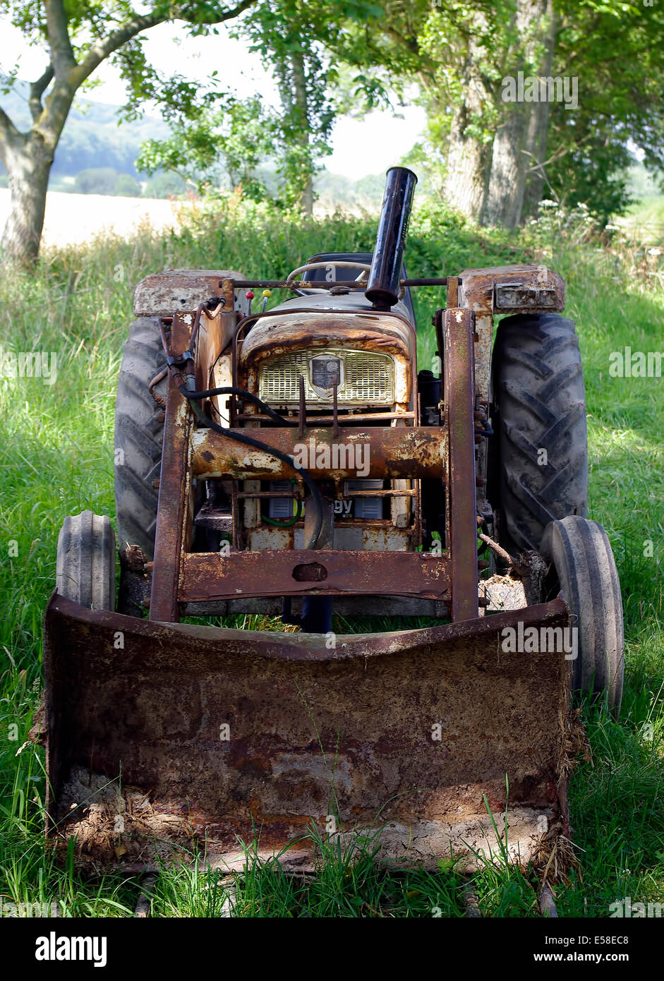 a rusty tractor Stock Photo - Alamy