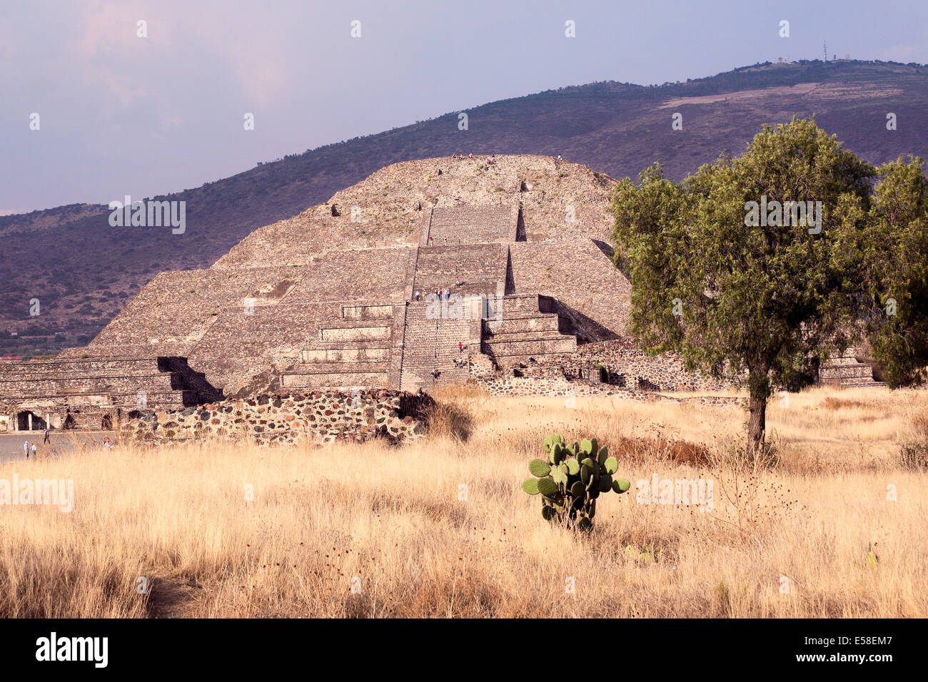 Pyramids of the sun and the moon hi-res stock photography and images ...